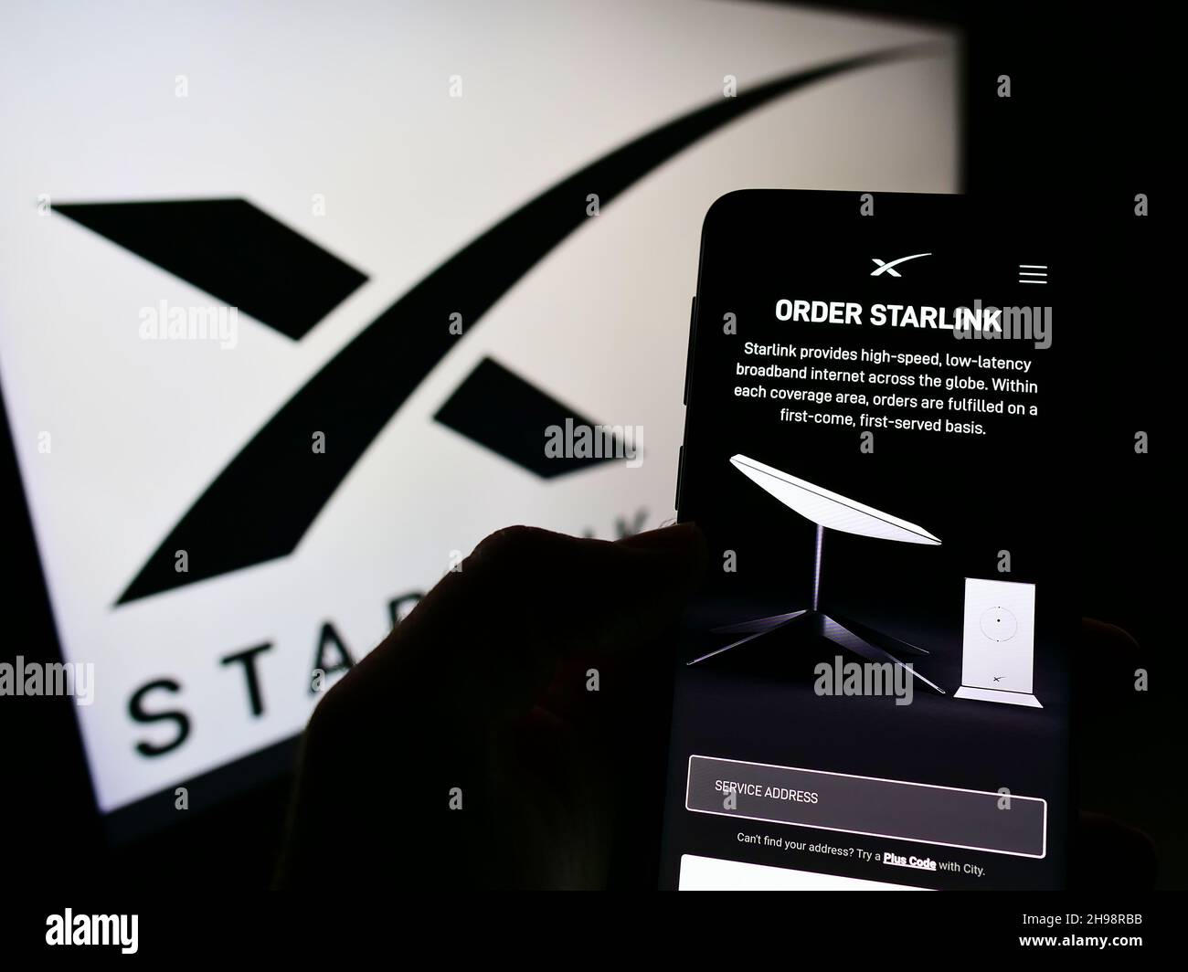 Starlink satellite antenna hi-res stock photography and images - Alamy