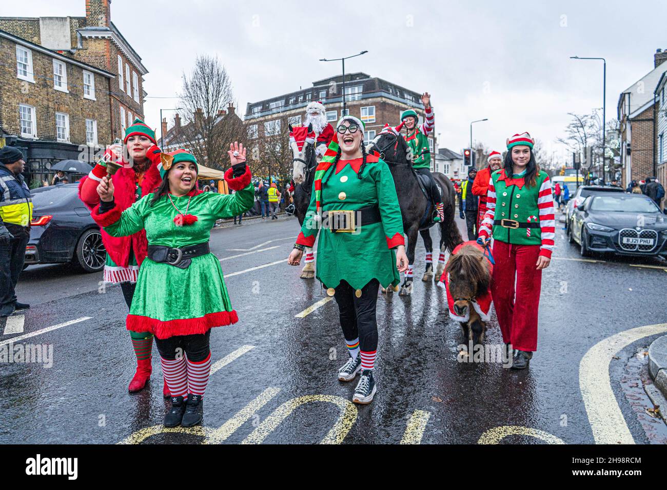 WIMBLEDON LONDON,UK. 5 December 2021. Santa rides on horseback through ...