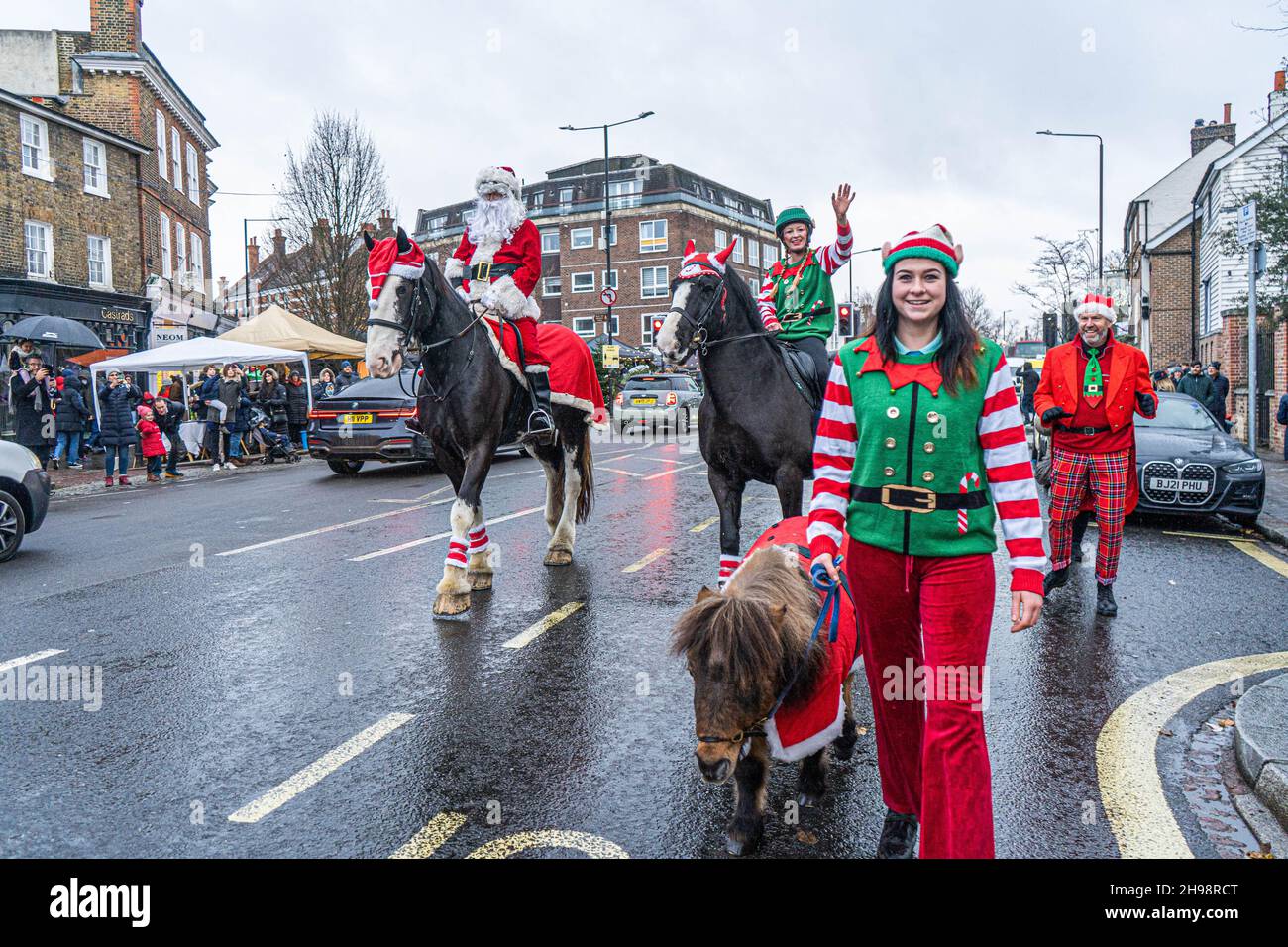 WIMBLEDON LONDON,UK. 5 December 2021. Santa rides on horseback through ...