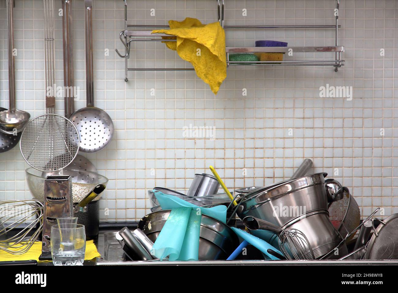 Heap of dirty utensil on the kitchen Stock Photo - Alamy