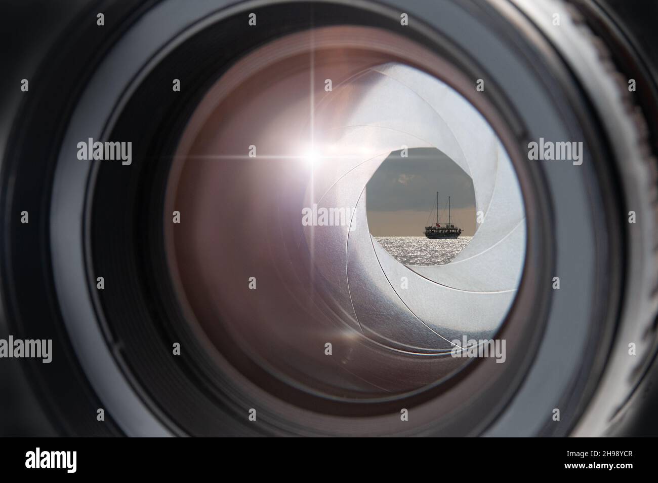 vintage lens and lens aperture close-up Stock Photo - Alamy