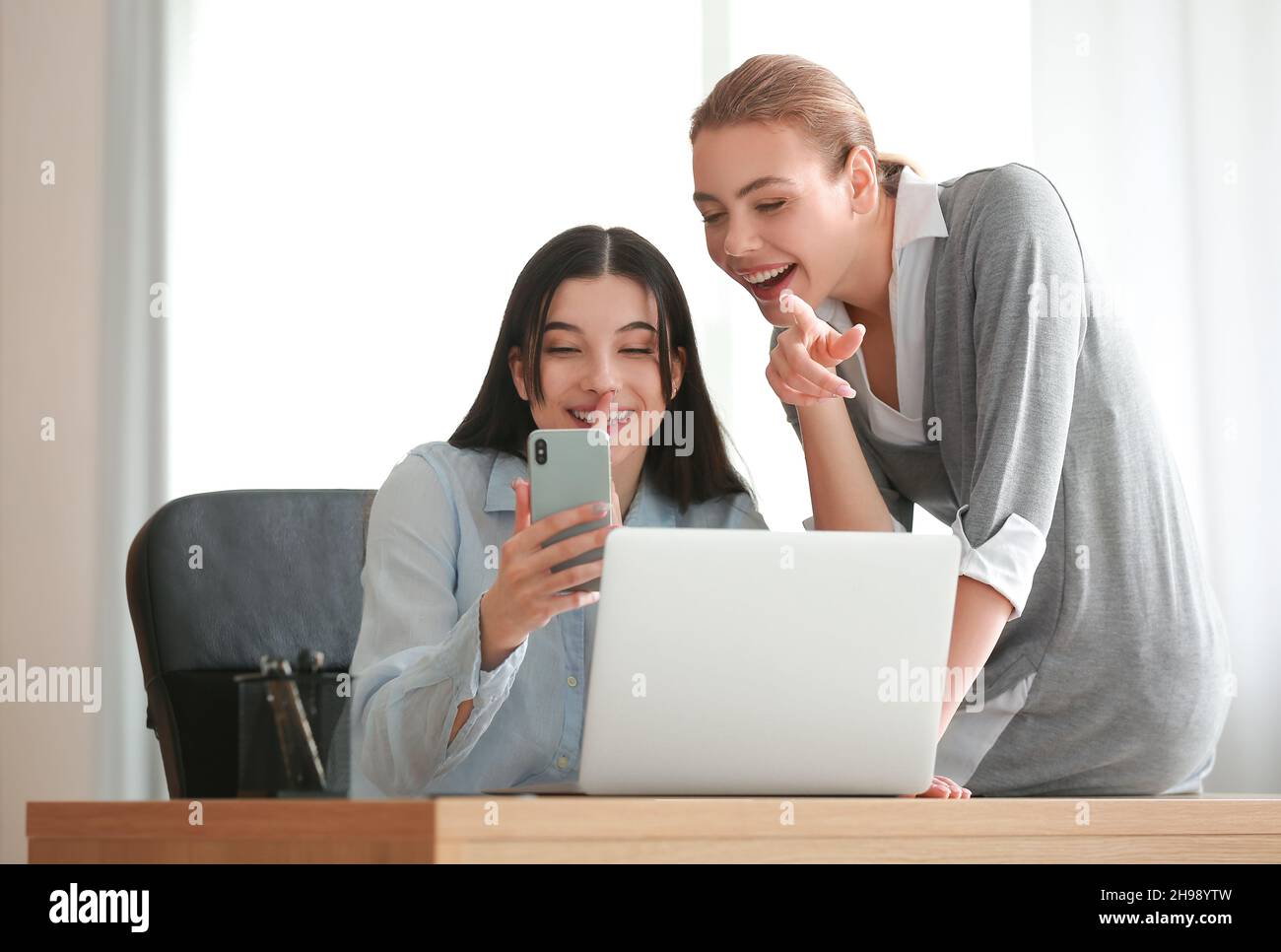 Office workers gossiping hi-res stock photography and images - Alamy