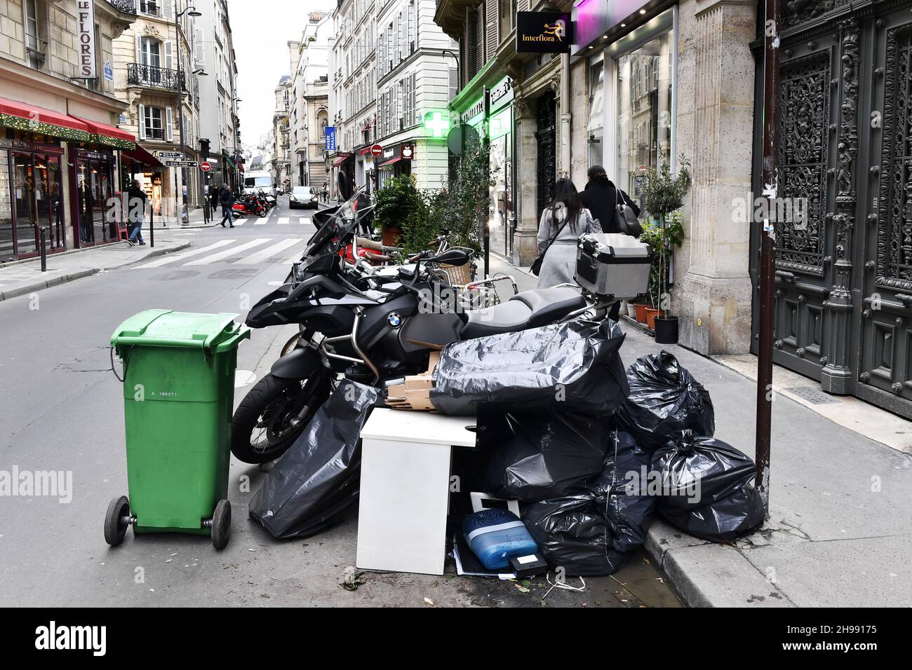 Garbage on the sidewalk - Paris - France Stock Photo - Alamy
