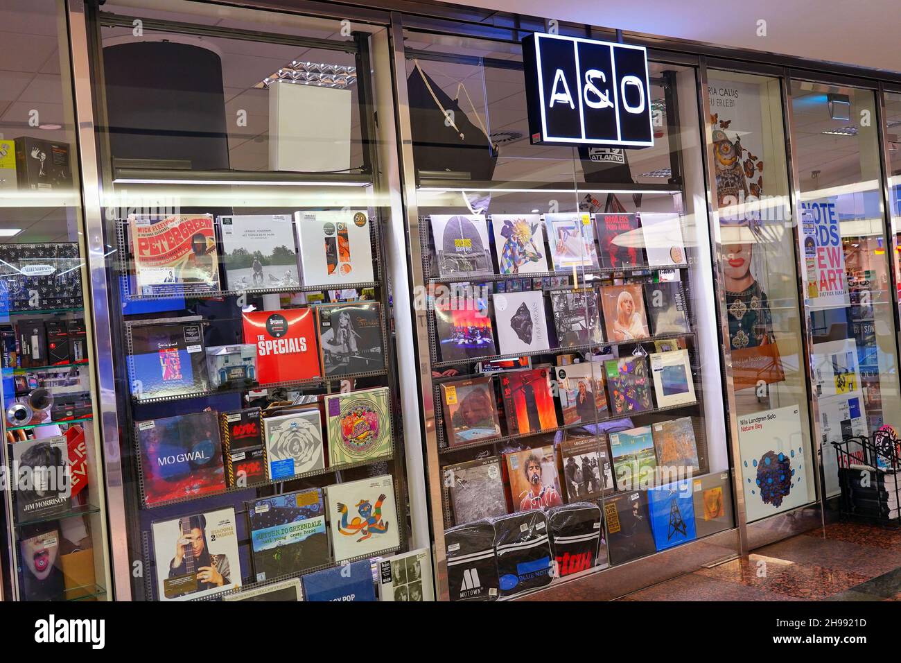 Music shop store display hi-res stock photography and images - Alamy