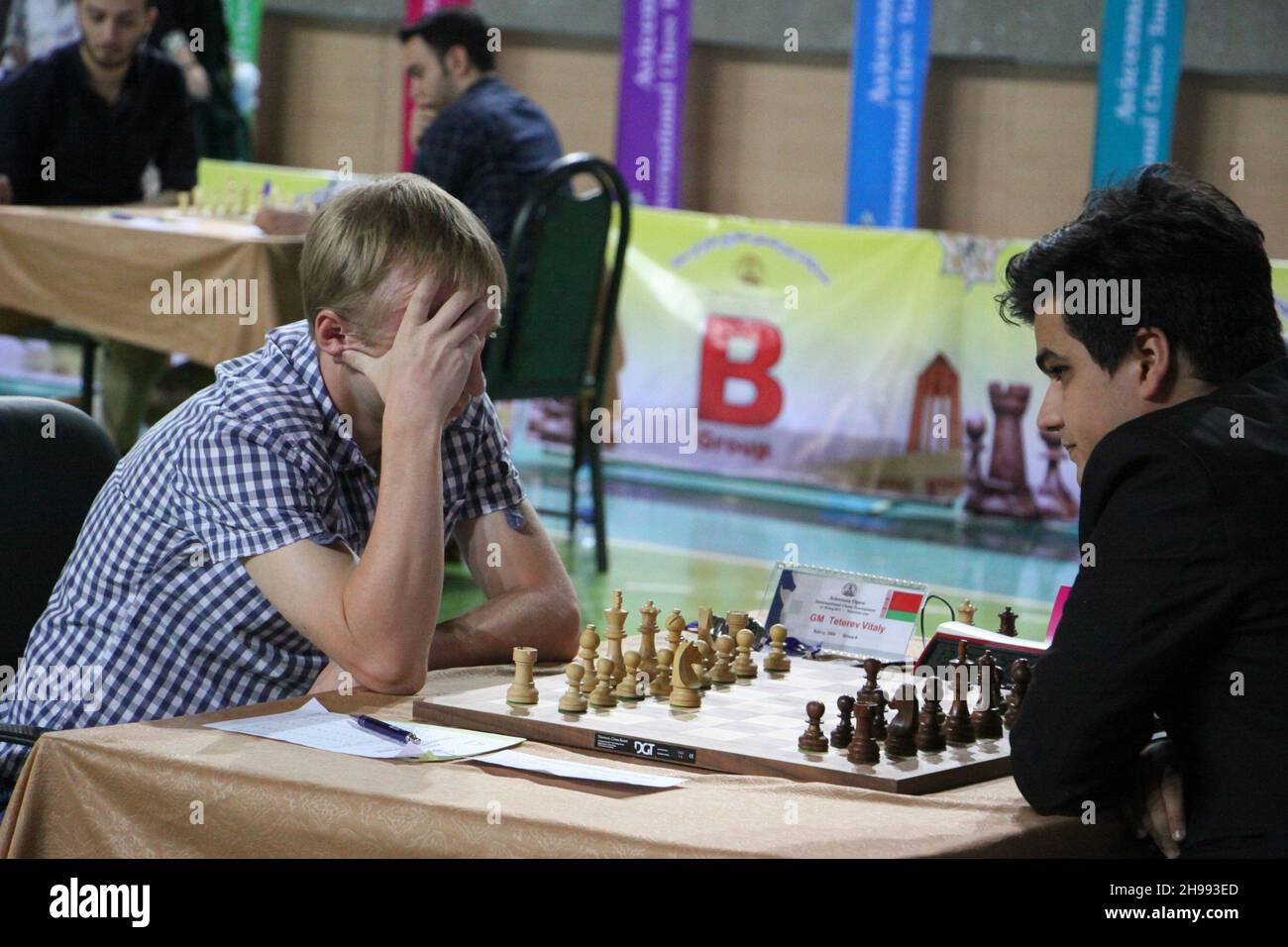 Play chess between two people hi-res stock photography and images - Alamy