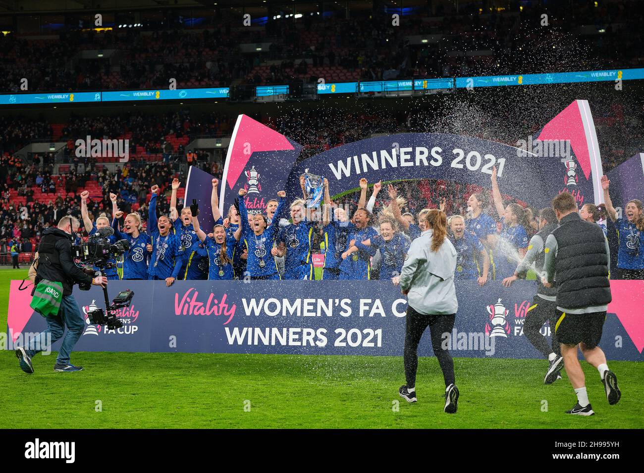 Chelsea trophy lift 2021 hi-res stock photography and images - Alamy
