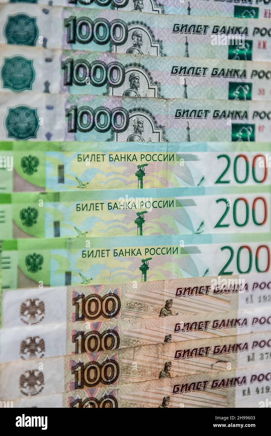 Rottweil, Germany. 04th Dec, 2021. 1000, 200, and 100 ruble notes lie ...