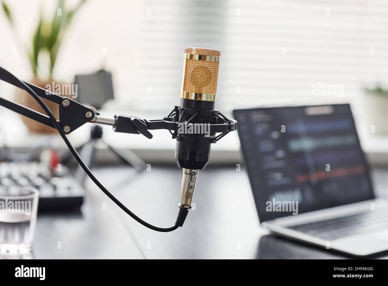 Gold microphone hi-res stock photography and images - Alamy