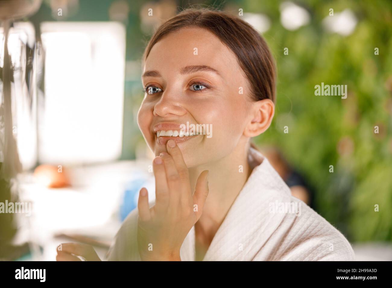 Closeup portrait of natural young woman with beautiful smile and ...