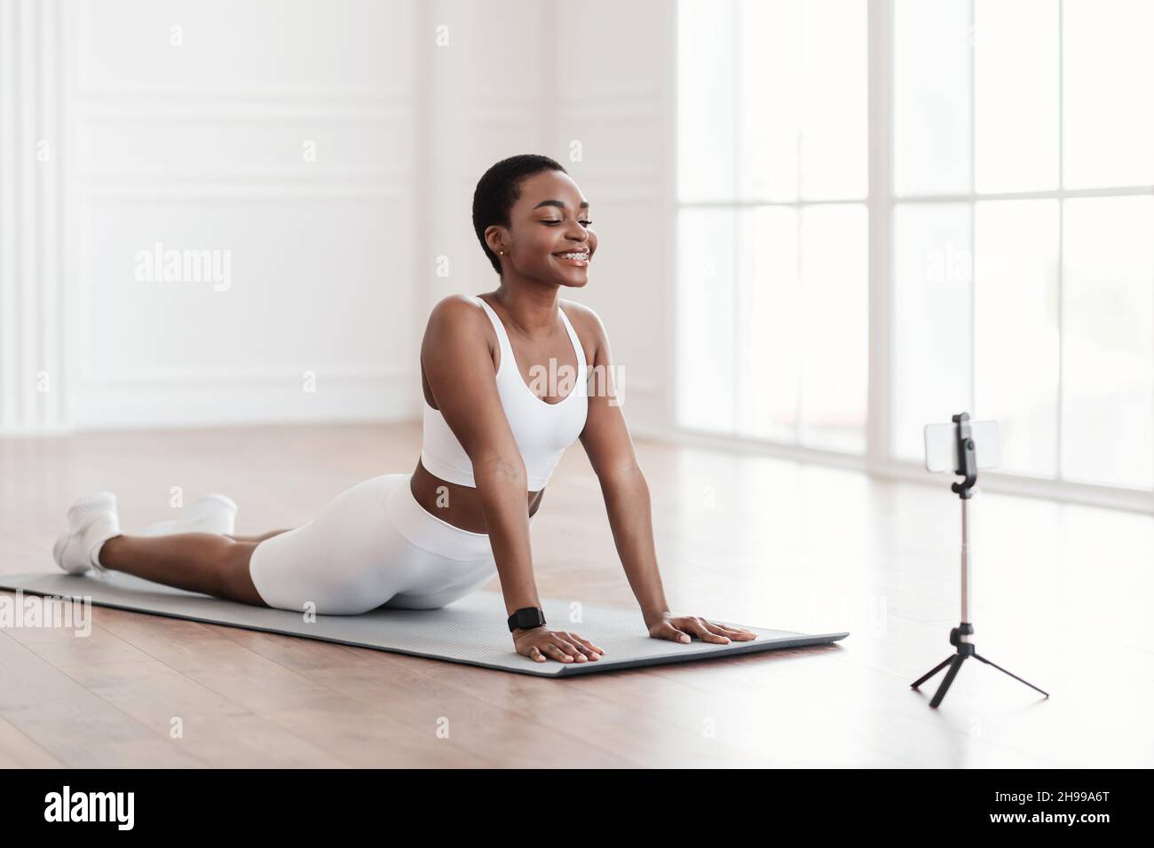 Back fit african american woman hi-res stock photography and images - Alamy