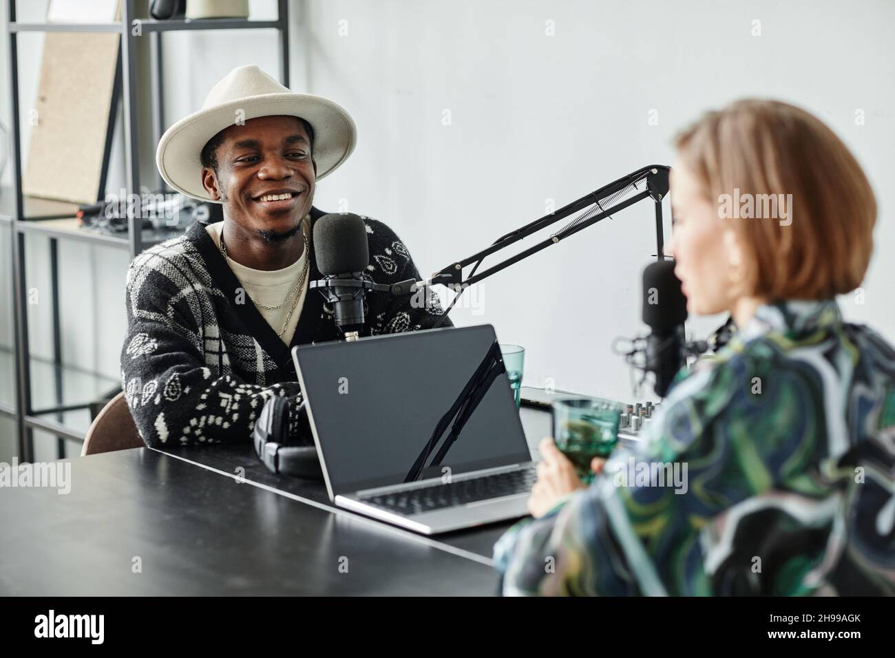 Microphones people with hi-res stock photography and images - Alamy