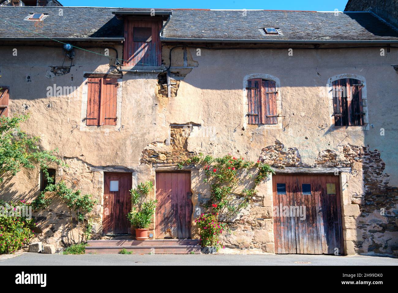 Facade from old French house uninhabitable Stock Photo - Alamy
