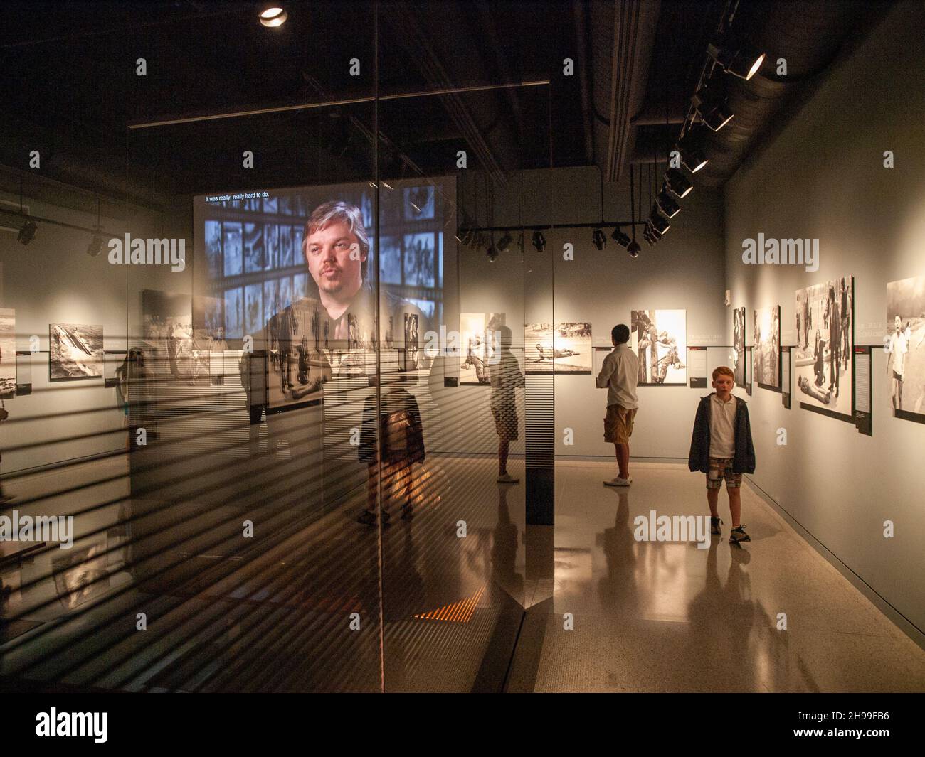 Visitors viewing pulitzer prize photographs hi-res stock photography ...
