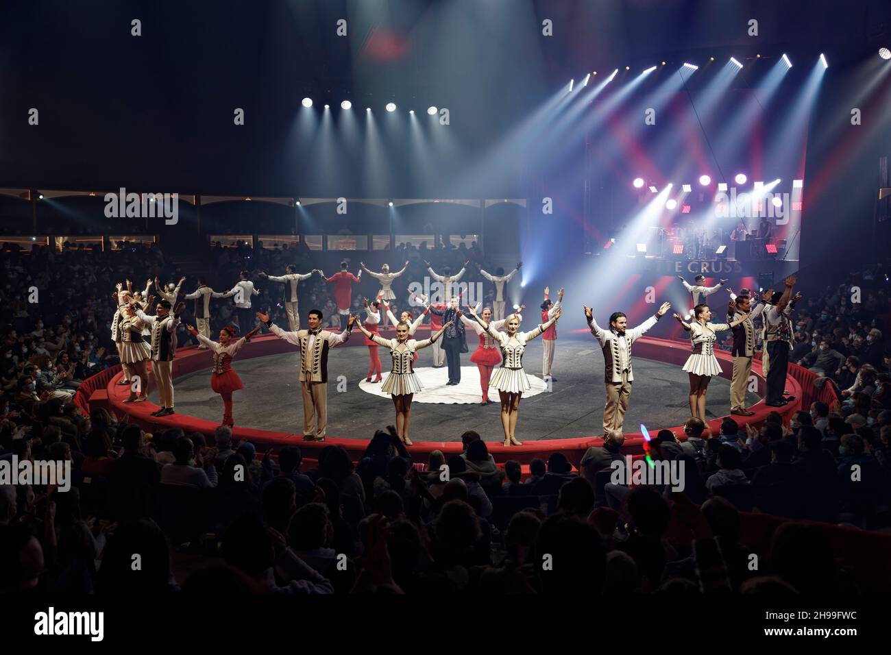 Paris, France. 4th Dec, 2021. The grand finale during Cirque Arlette ...
