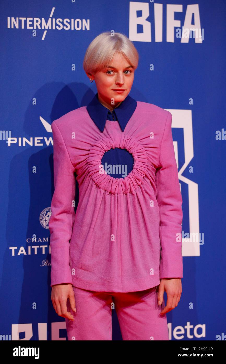 Emma corrin actor hi-res stock photography and images - Alamy