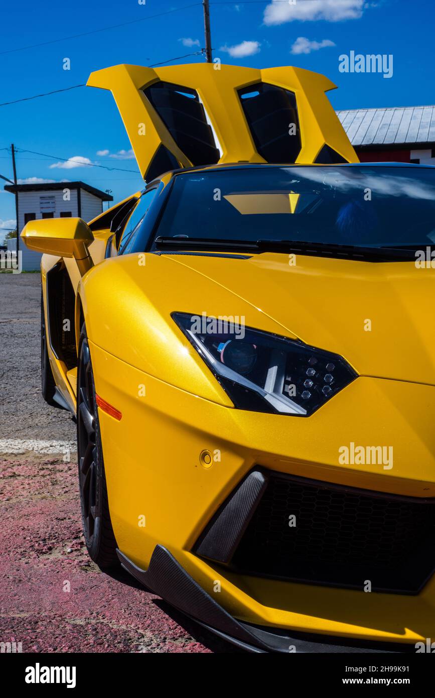 Bright yellow sports car hi-res stock photography and images - Alamy