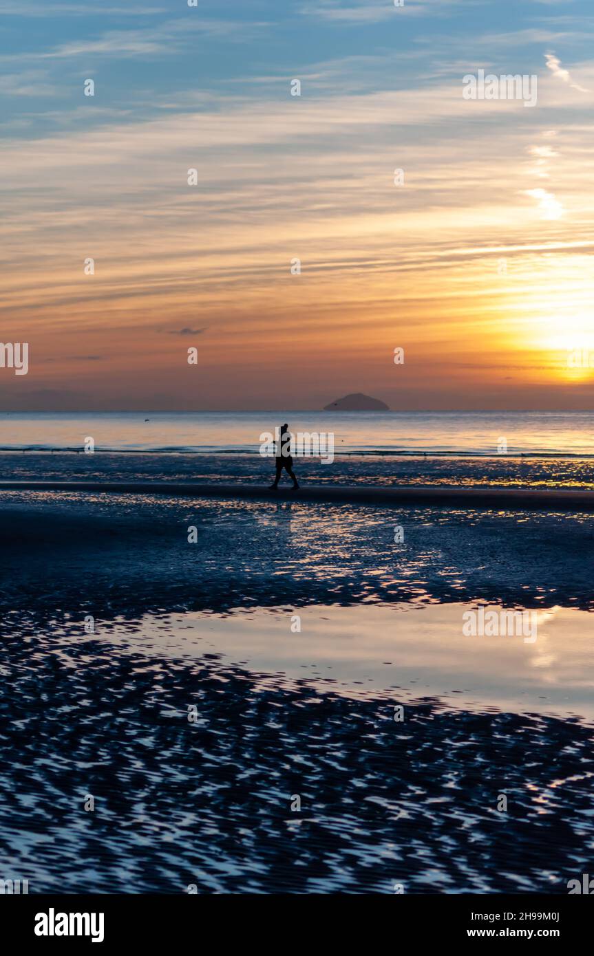 Troon, Scotland, UK. 5th December, 2021. UK Weather: Walking at the ...