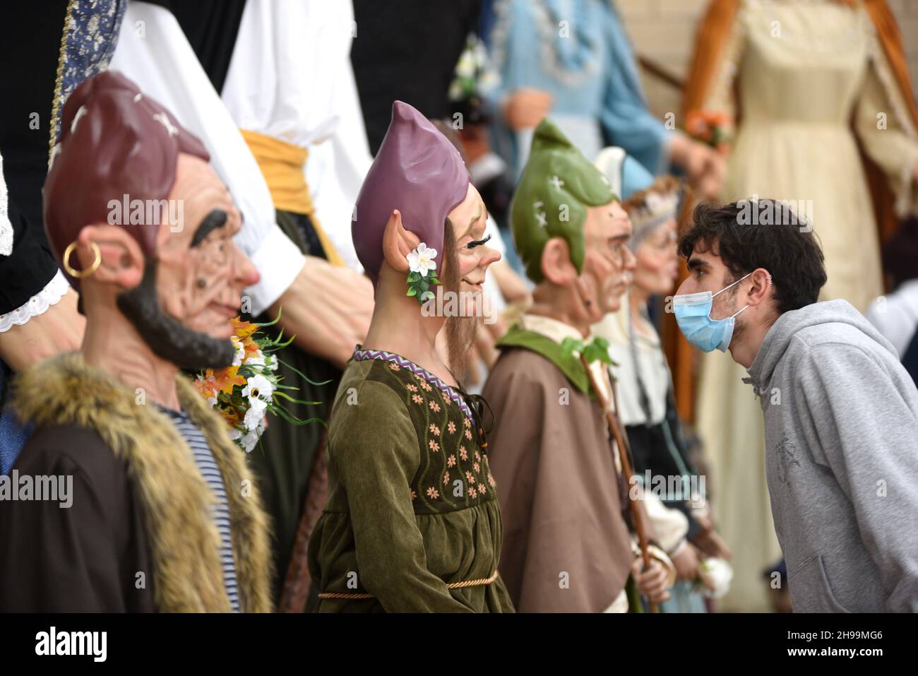 Spain. 05th Dec, 2021. A participant takes a closer look at a Cabezudo ...
