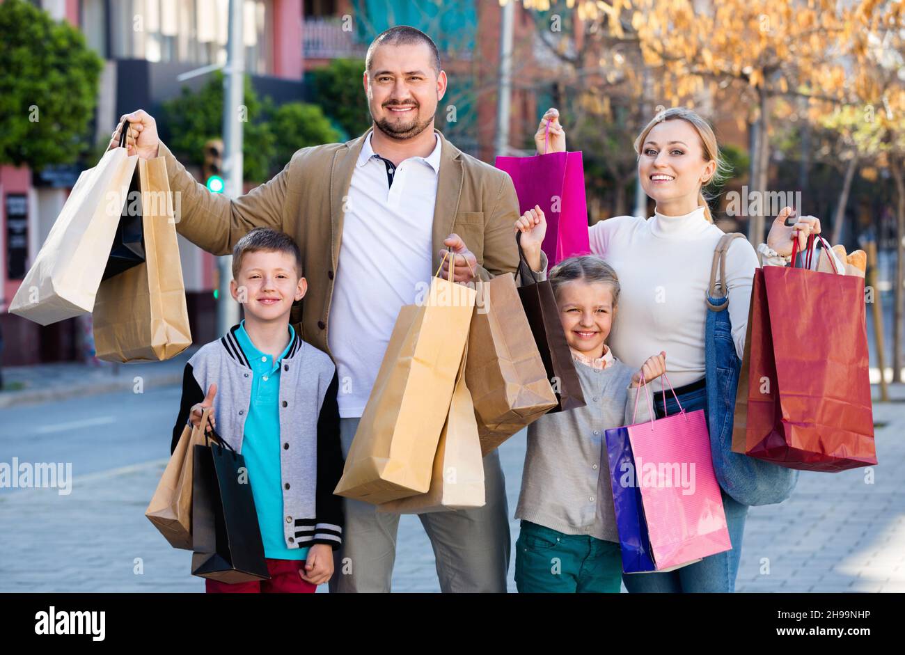 Family teenagers shopping hi-res stock photography and images - Alamy