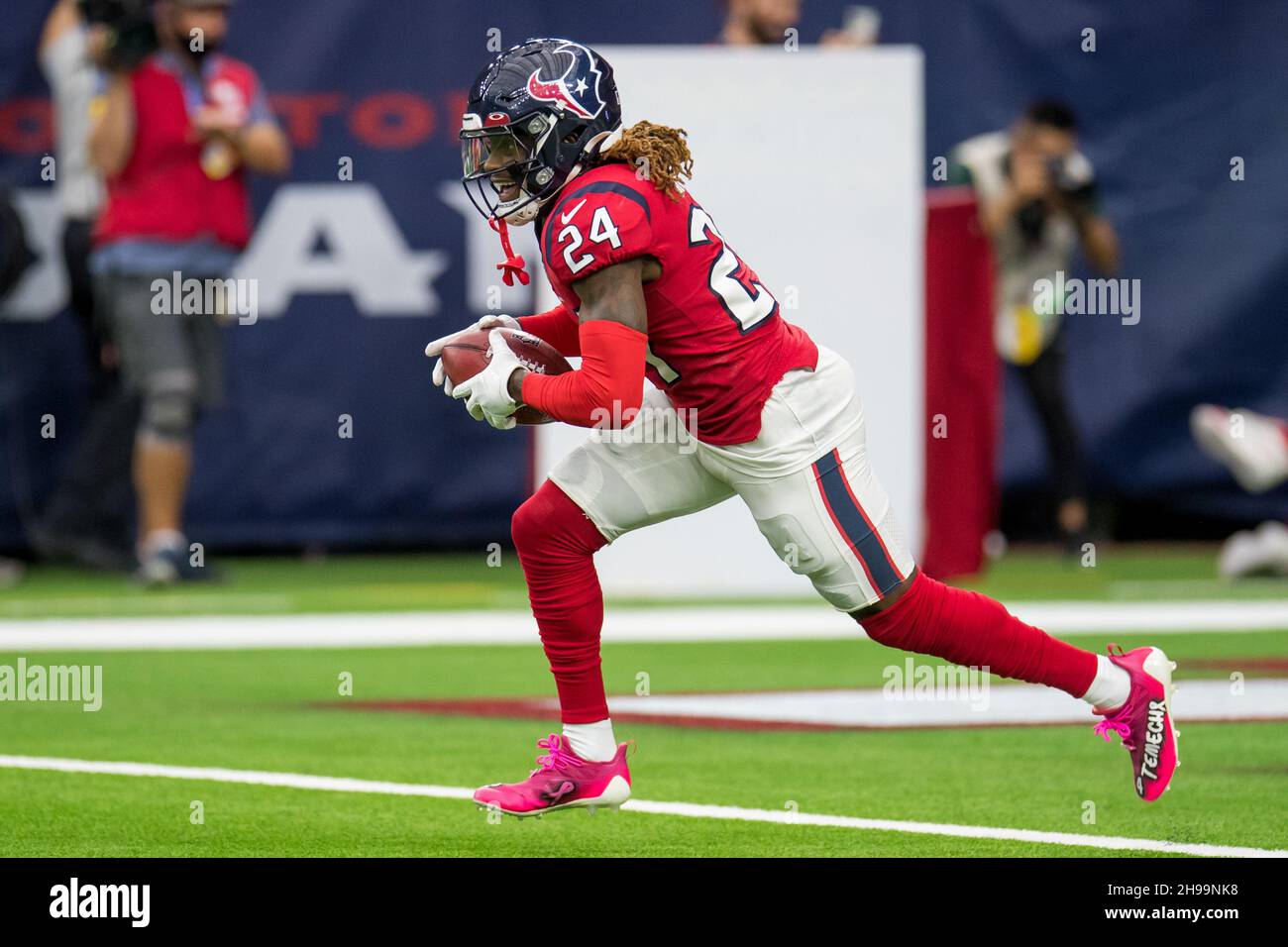 Houston, TX. December 5, 2021: Houston Texans cornerback Tremon Smith ...