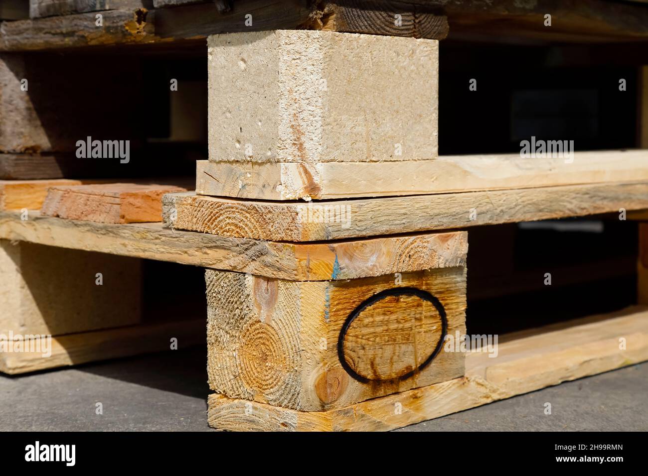 One wooden shipping pallet hi-res stock photography and images - Alamy