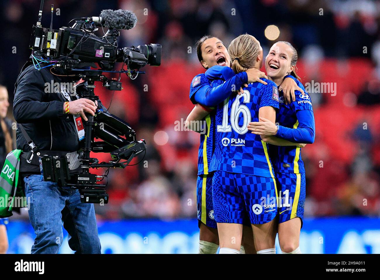 Guro Reiten #11 of Chelsea, Sam Kerr #20 of Chelsea and Magdalena ...