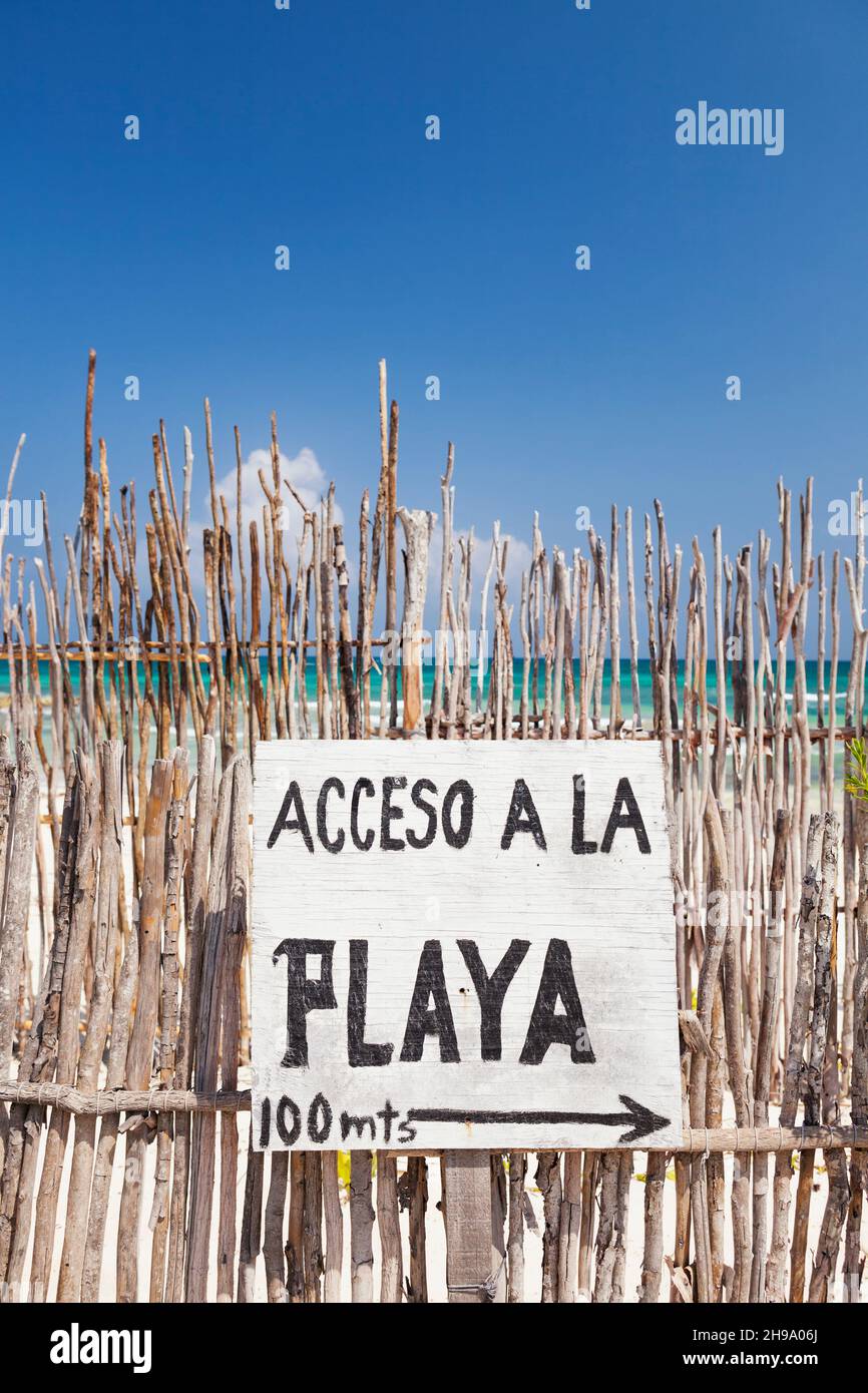 Beach access sign in Spanish,on a fence by the beach Stock Photo - Alamy