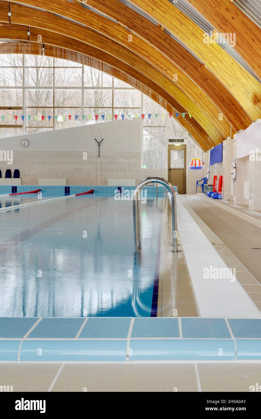 Roof beams under a curved roof over an indoor swimming pool Stock Photo ...