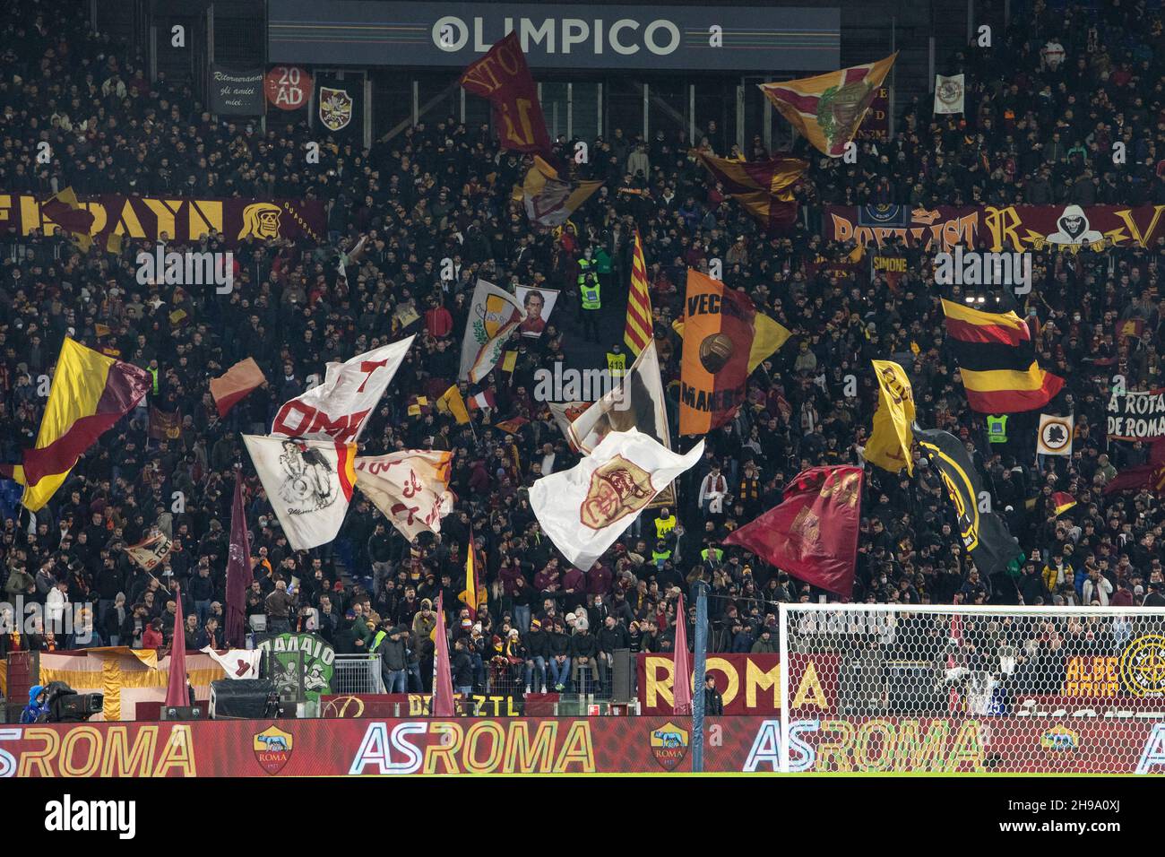 Stadio olimpico roma fans in the stands hi-res stock photography and ...