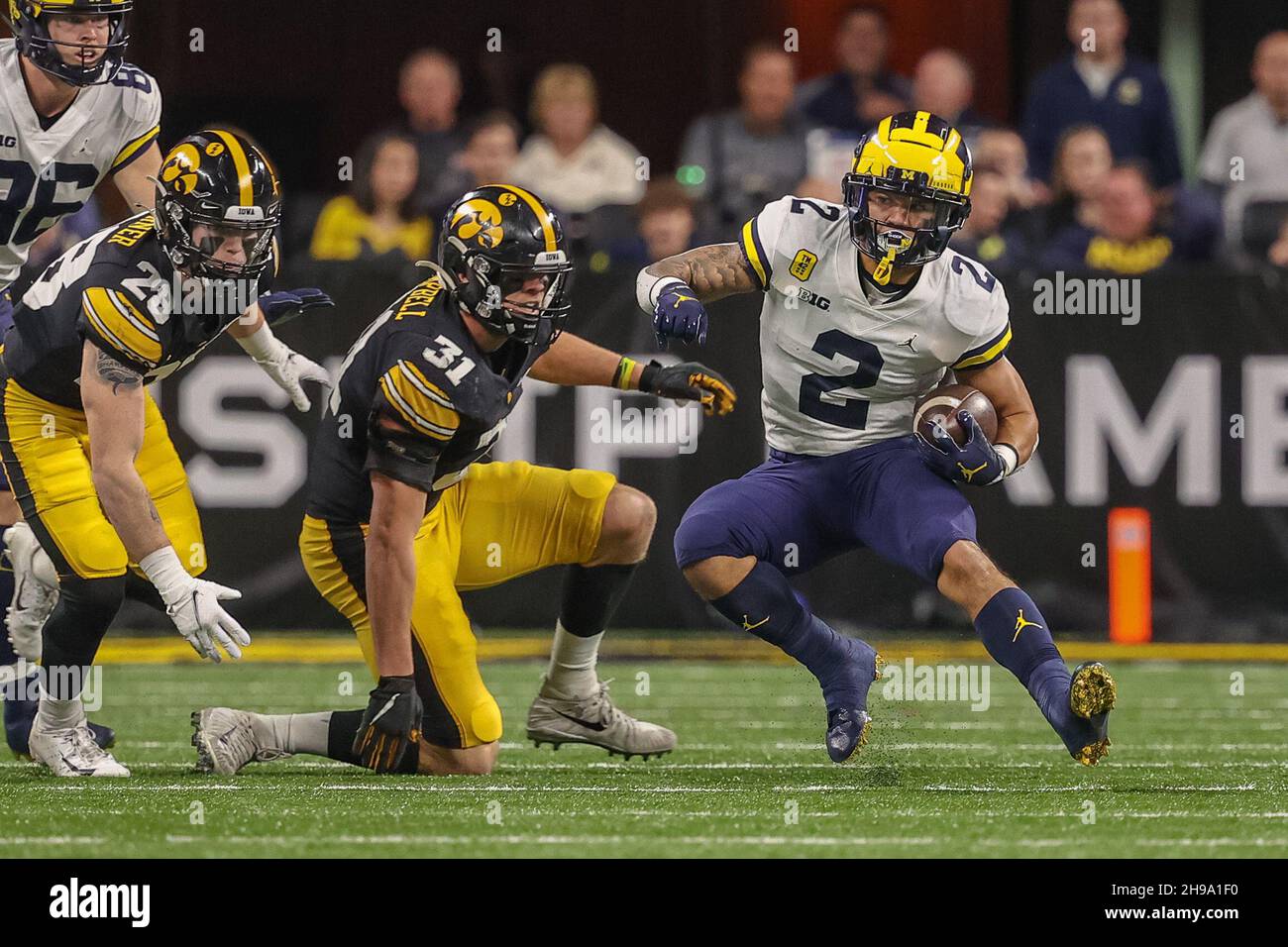 Indianapolis, Indiana, USA. 4th Dec, 2021. Michigan Wolverines running back Blake Corum (2) cuts ...