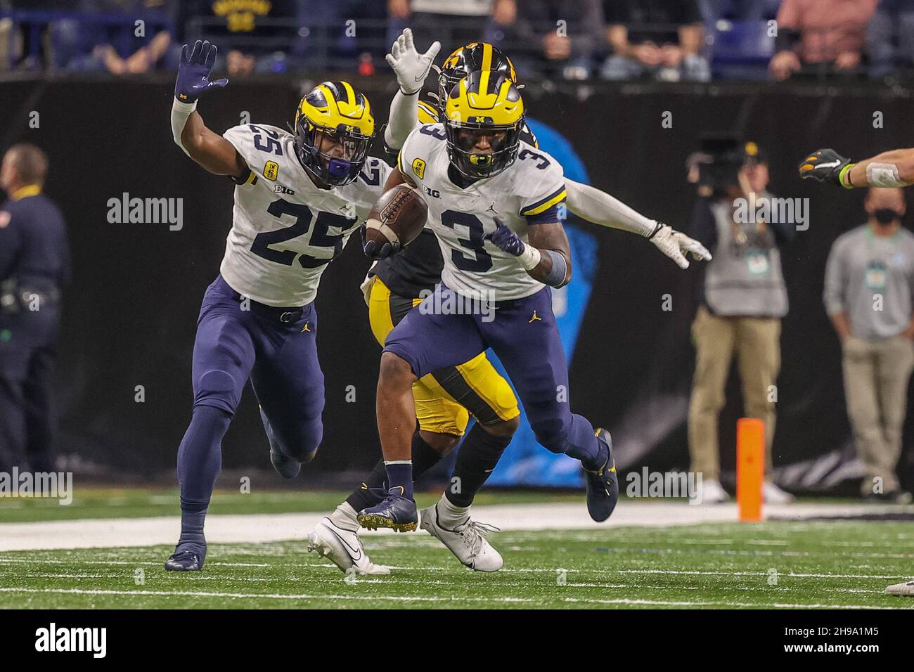 Indianapolis, Indiana, USA. 4th Dec, 2021. Michigan Wolverines wide ...