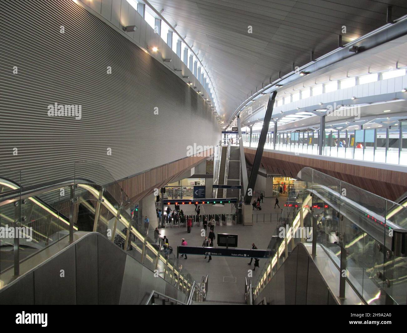London bridge station escalators hi-res stock photography and images ...