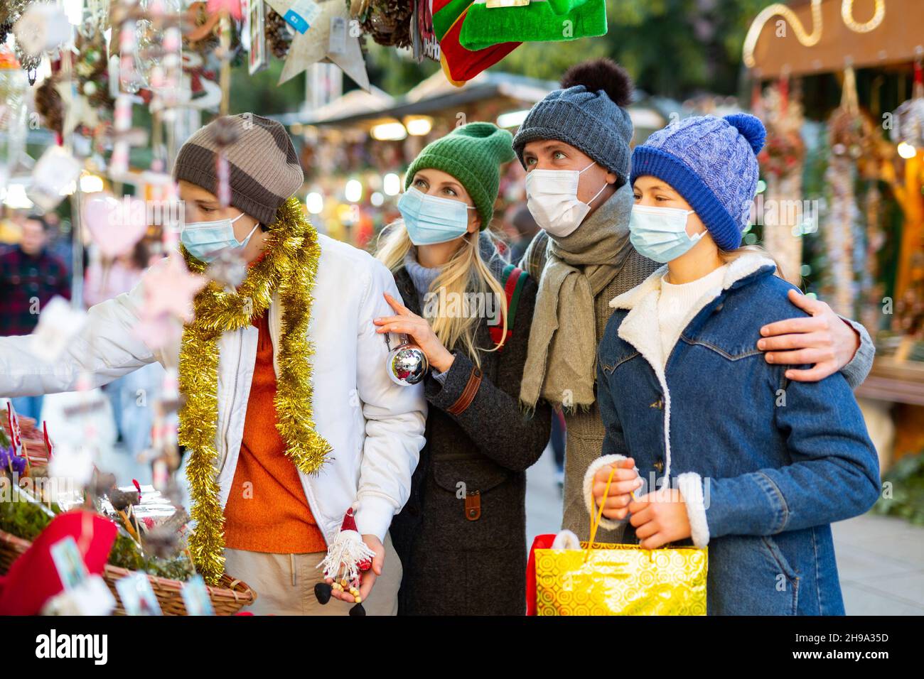 Family wearing masks at christmas fair Stock Photo - Alamy
