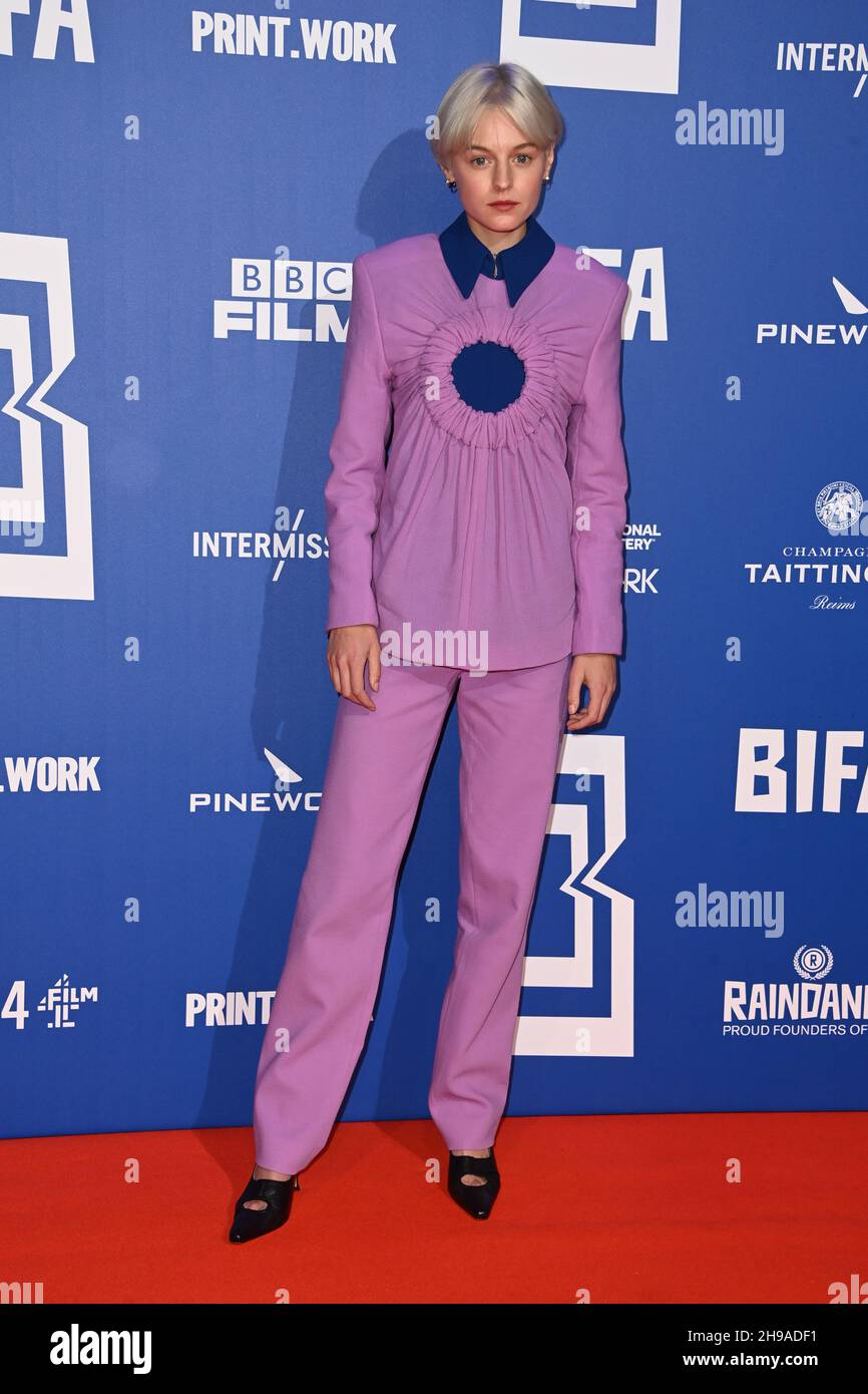 Emma corrin 2021 hi-res stock photography and images - Alamy