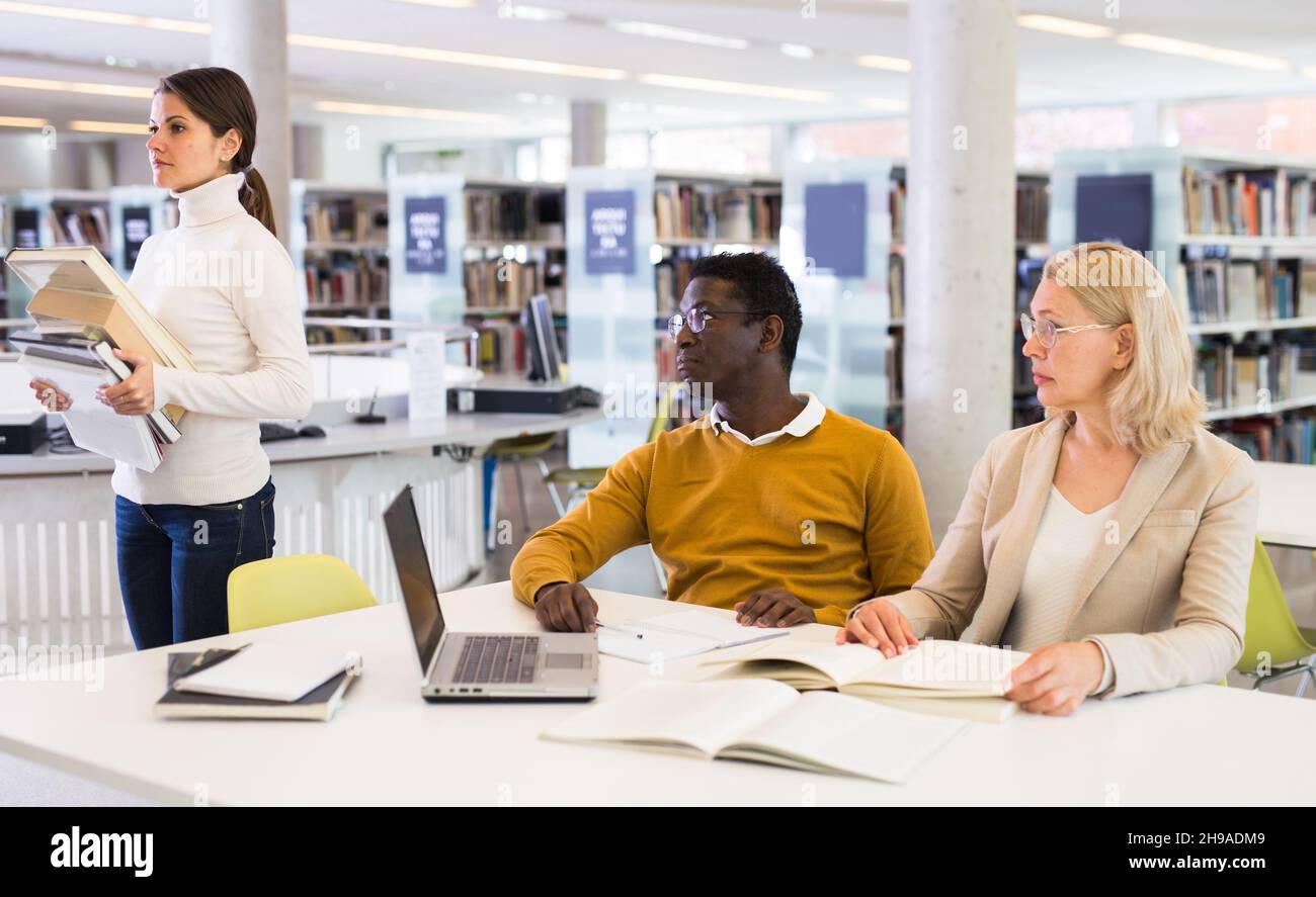 Student librarian talking hi-res stock photography and images - Alamy