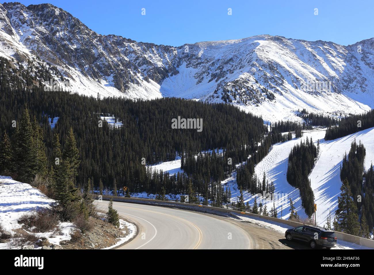 Skiing the Arapahoe basin Stock Photo - Alamy