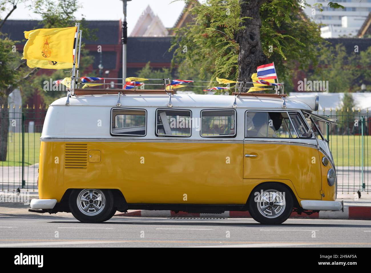 Bangkok, Thailand. 5th Dec, 2021. People who are loyal to wear yellow ...
