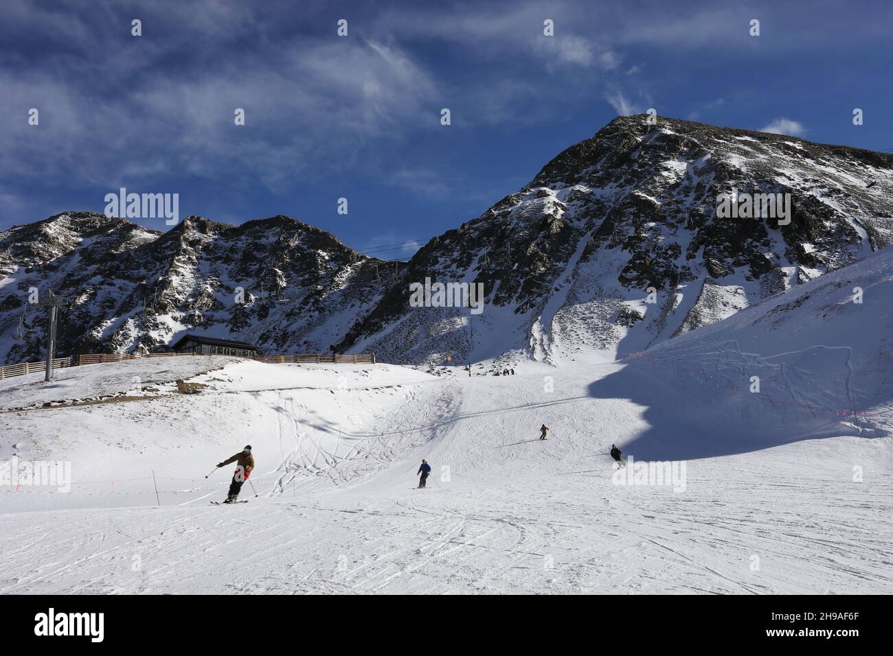 Skiing the Arapahoe basin Stock Photo - Alamy