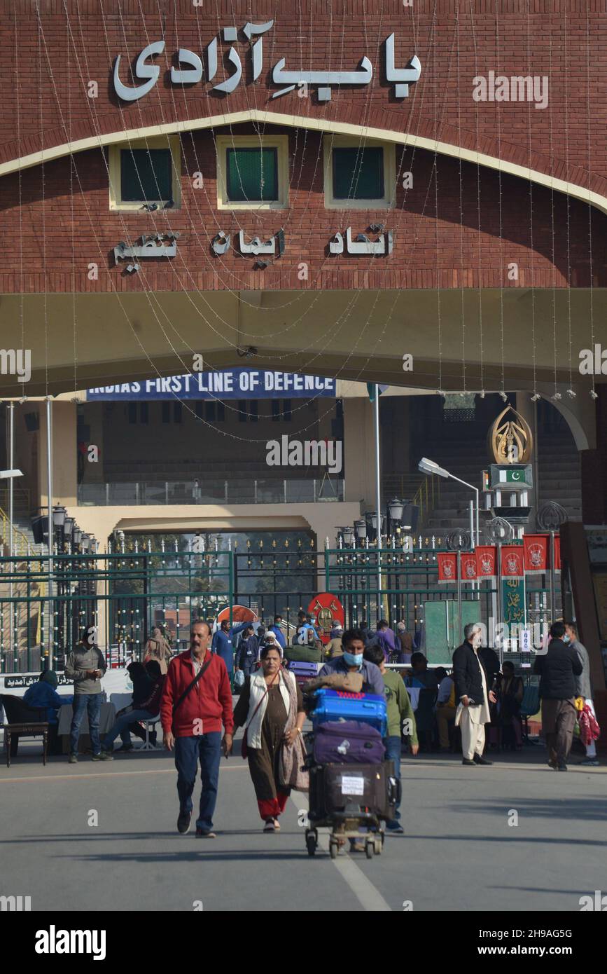 Lahore, Pakistan. 04th Dec, 2021. Hindu devotees from India crossing ...