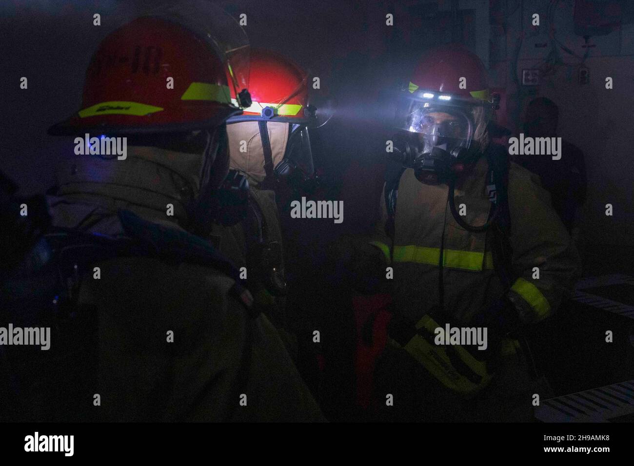 PACIFIC OCEAN (Dec. 4, 2021) – Sailors simulate fighting a fire during ...