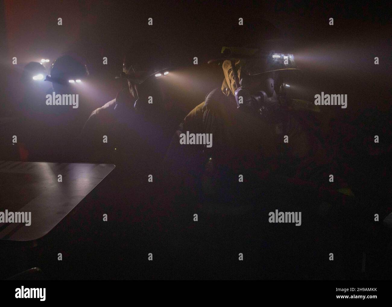 PACIFIC OCEAN (Dec. 4, 2021) – Sailors simulate fighting a fire during ...