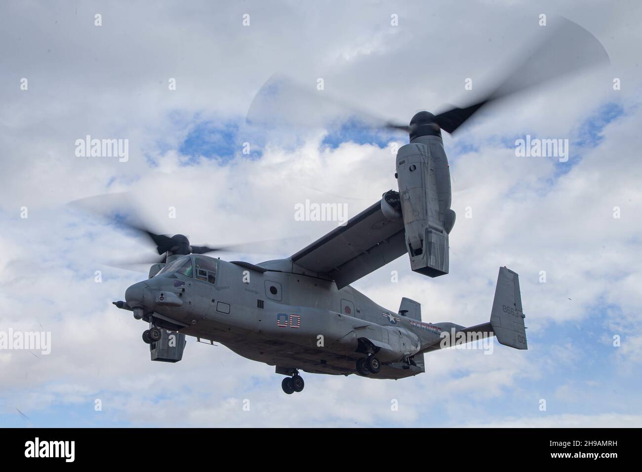 A U.S. Marine Corps MV-22B Osprey with Medium Tiltrotor Squadron 262 ...
