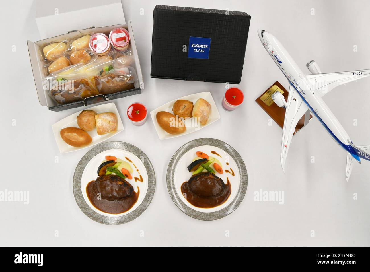 In flight meals hi-res stock photography and images - Alamy