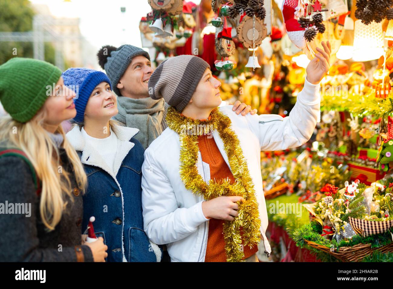 Family at christmas fair Stock Photo - Alamy