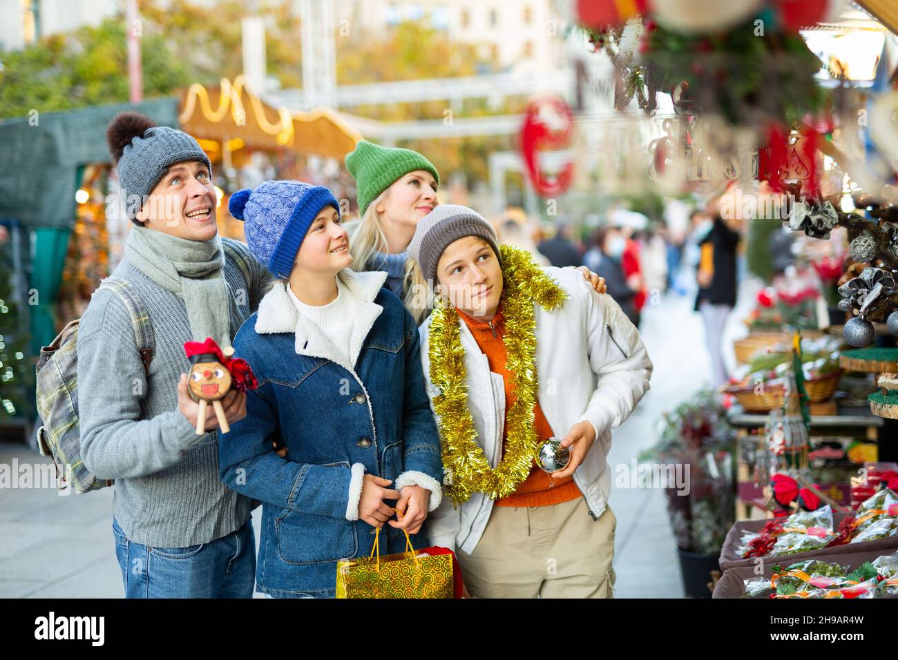 Parents and kids choosing christmas decorations Stock Photo - Alamy