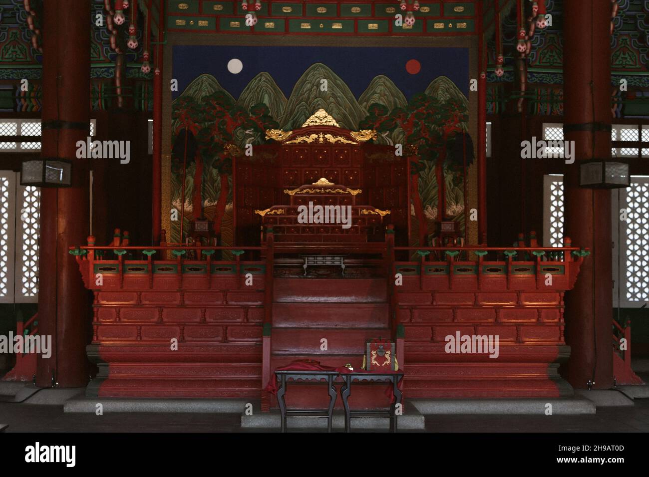Extravagant throne in the main hall of Gyeongbokgung Palace in Seoul ...