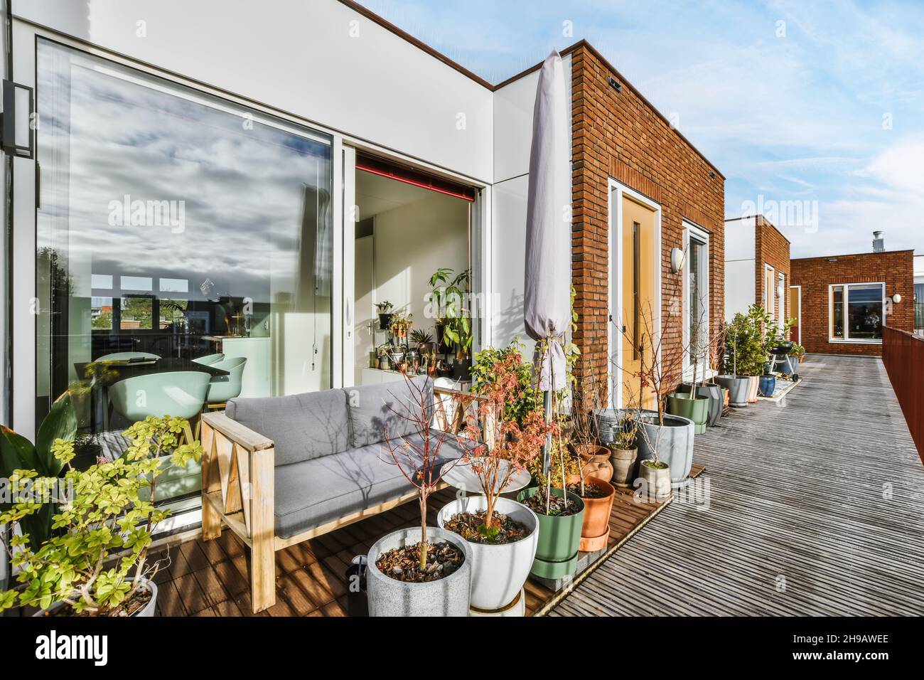 Back of apartment building hi-res stock photography and images - Alamy