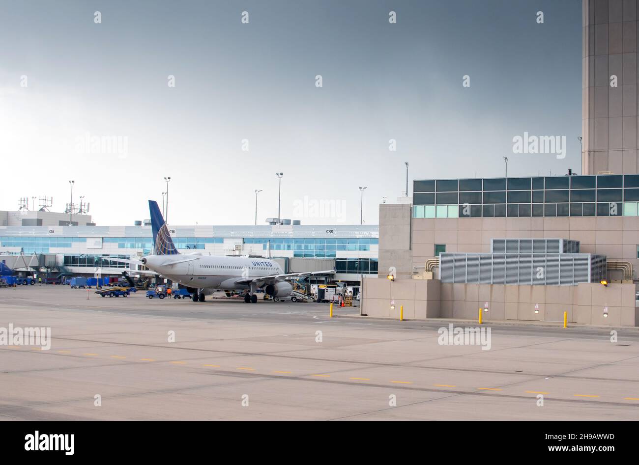 Travelers board united airlines hi-res stock photography and images - Alamy
