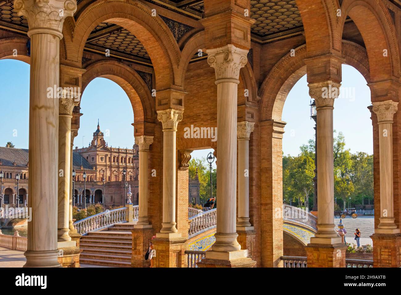 Architectural details, arches and columns in Plaza de Espana, Seville ...