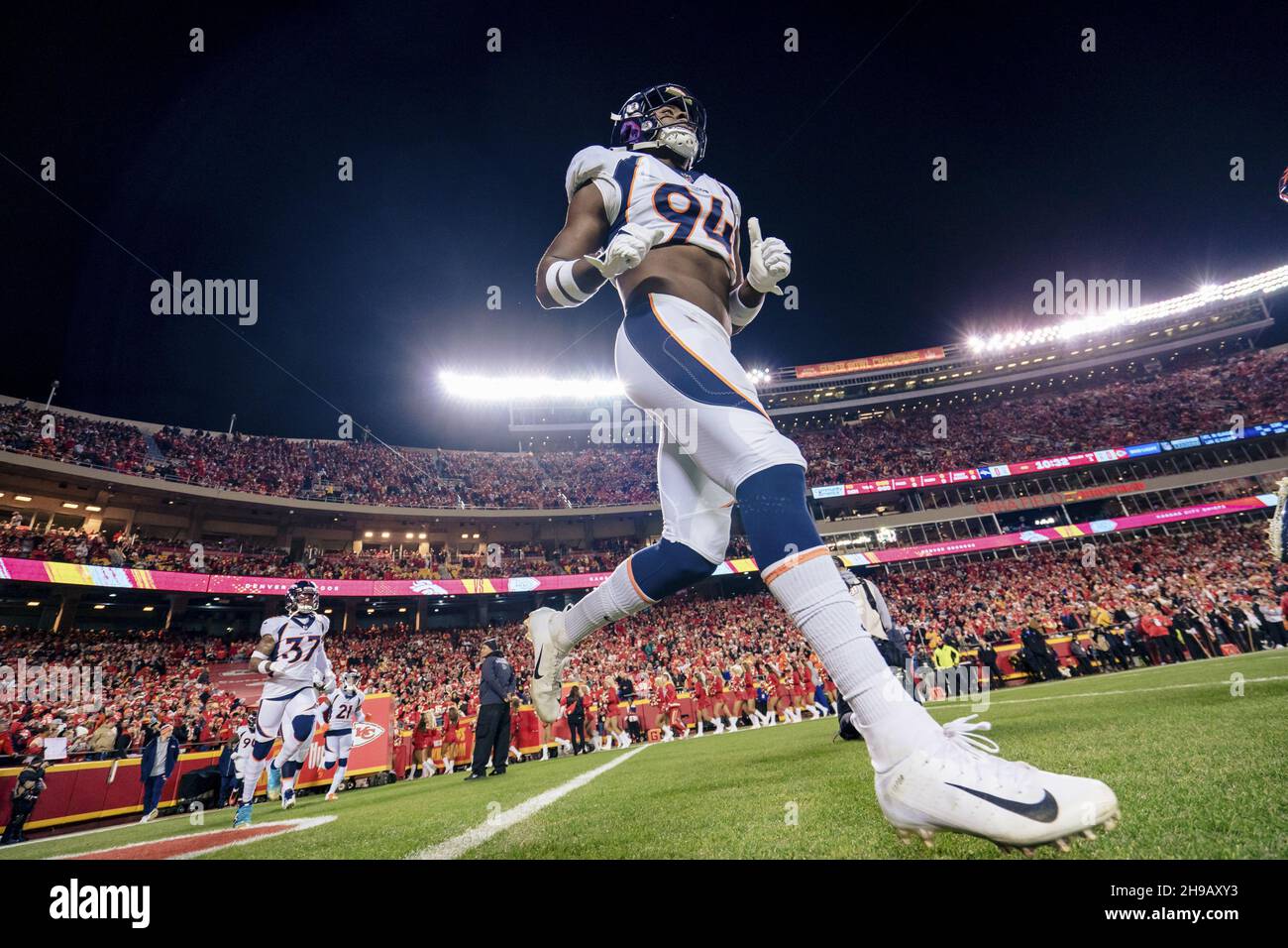 Arrowhead stadium football field hi-res stock photography and images ...